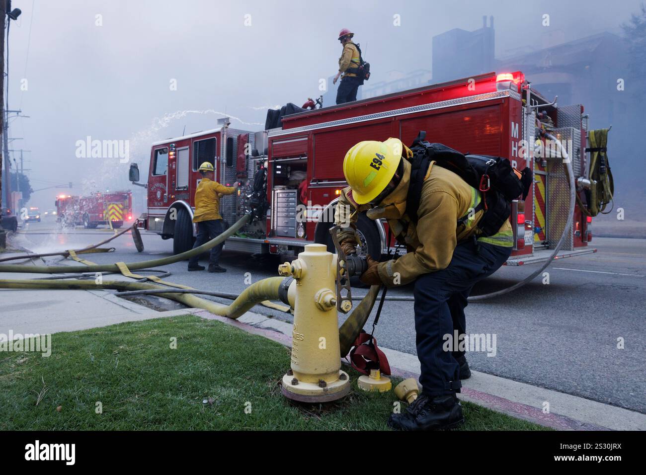 Los Angeles, USA. 07th Jan, 2025. A CalFire firefighter opens up a ...