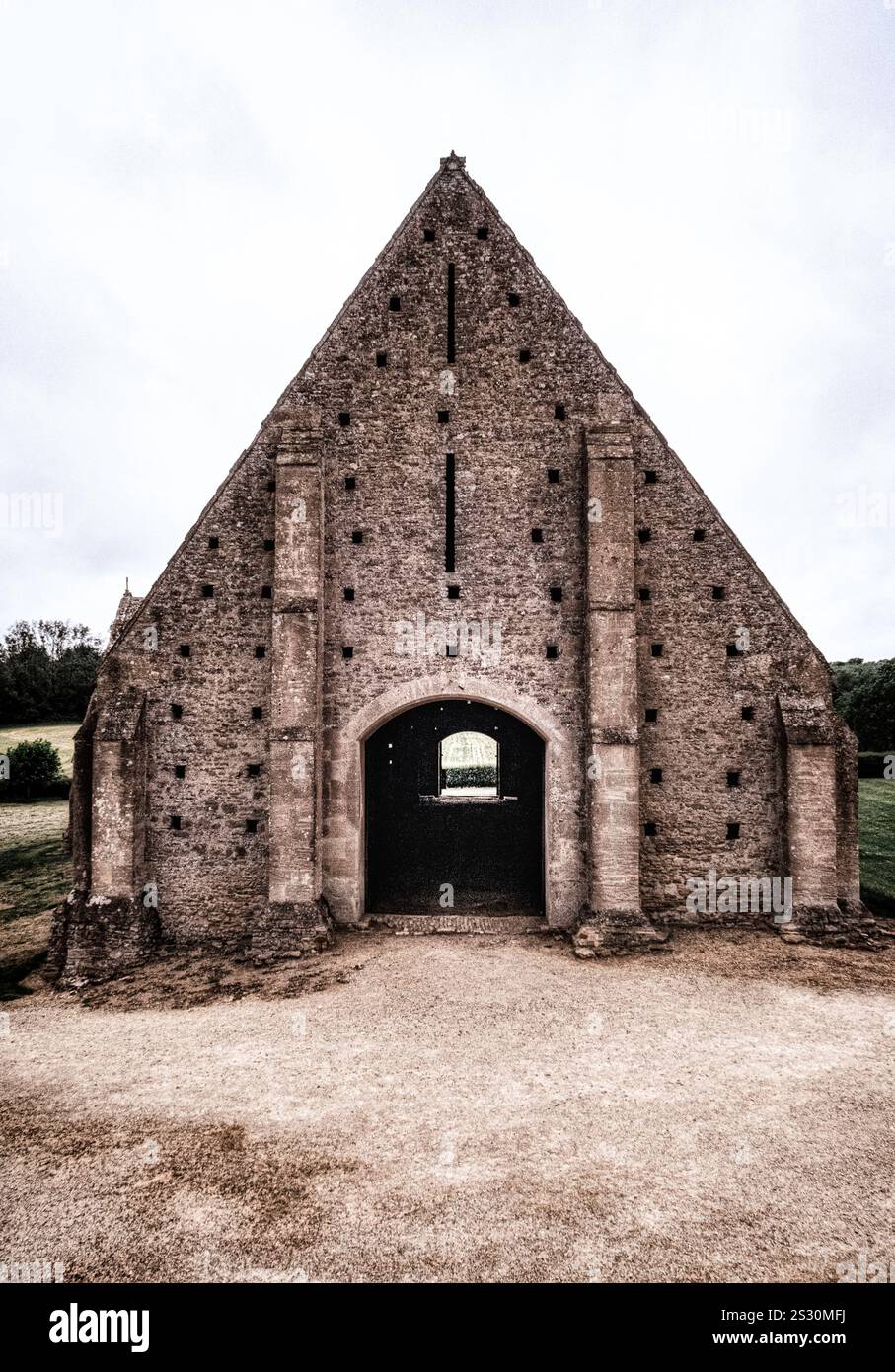 The medieval tithe barn at Great Coxwell. May 2019 Stock Photo - Alamy