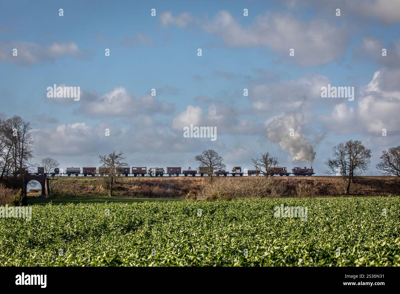 LT '57xx' 0-6-0PT No. L99 approaches Medstead station on the Mid-Hants ...