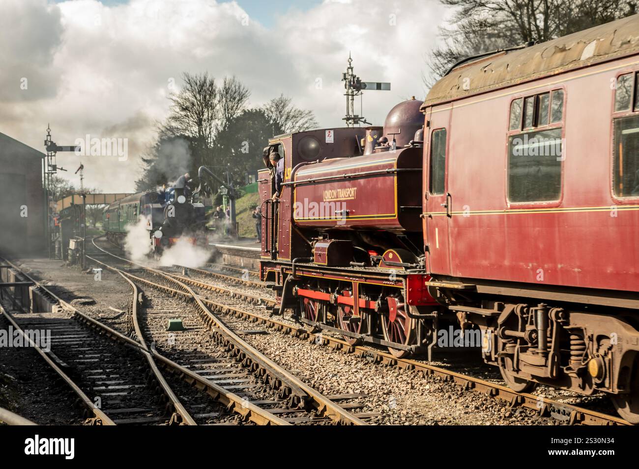 LT '57xx' 0-6-0PT No. L99 arrives at Ropley station on the Mid-Hants ...