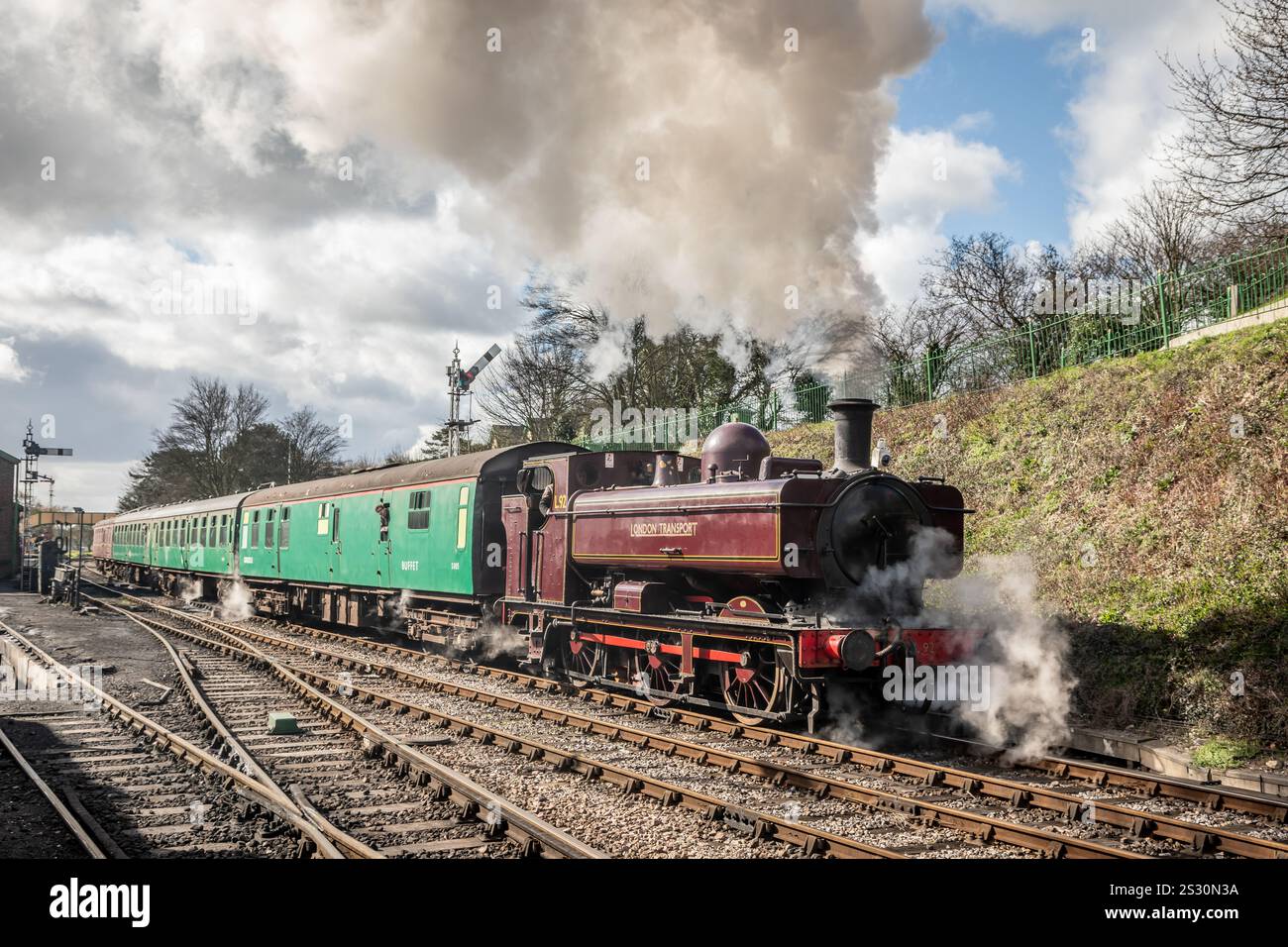 LT '57xx' 0-6-0PT No. L99 departs from Ropley station on the Mid-Hants ...