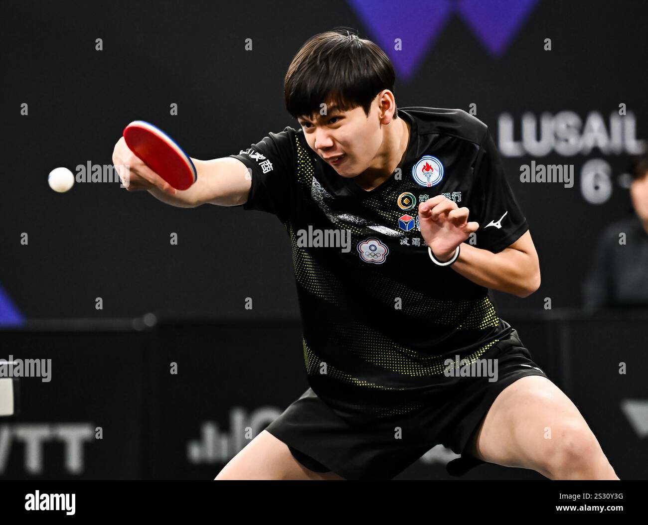 (250108) -- DOHA, Jan. 8, 2025 (Xinhua) -- Hung Jing-Kai hits a return during the men's singles ...