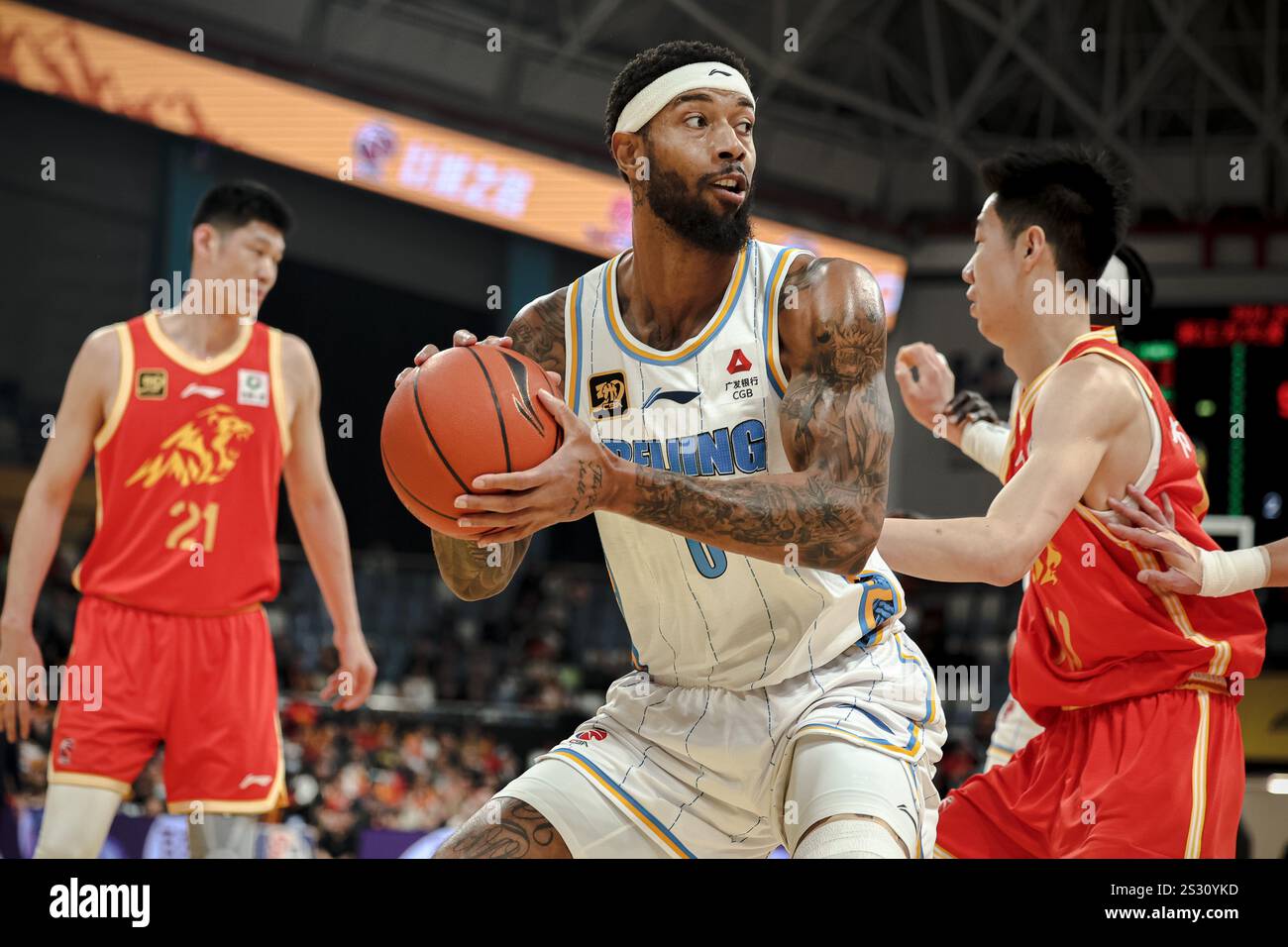 (250108) -- HANGZHOU, Jan. 8, 2025 (Xinhua) -- Richard Solomon (C) of ...