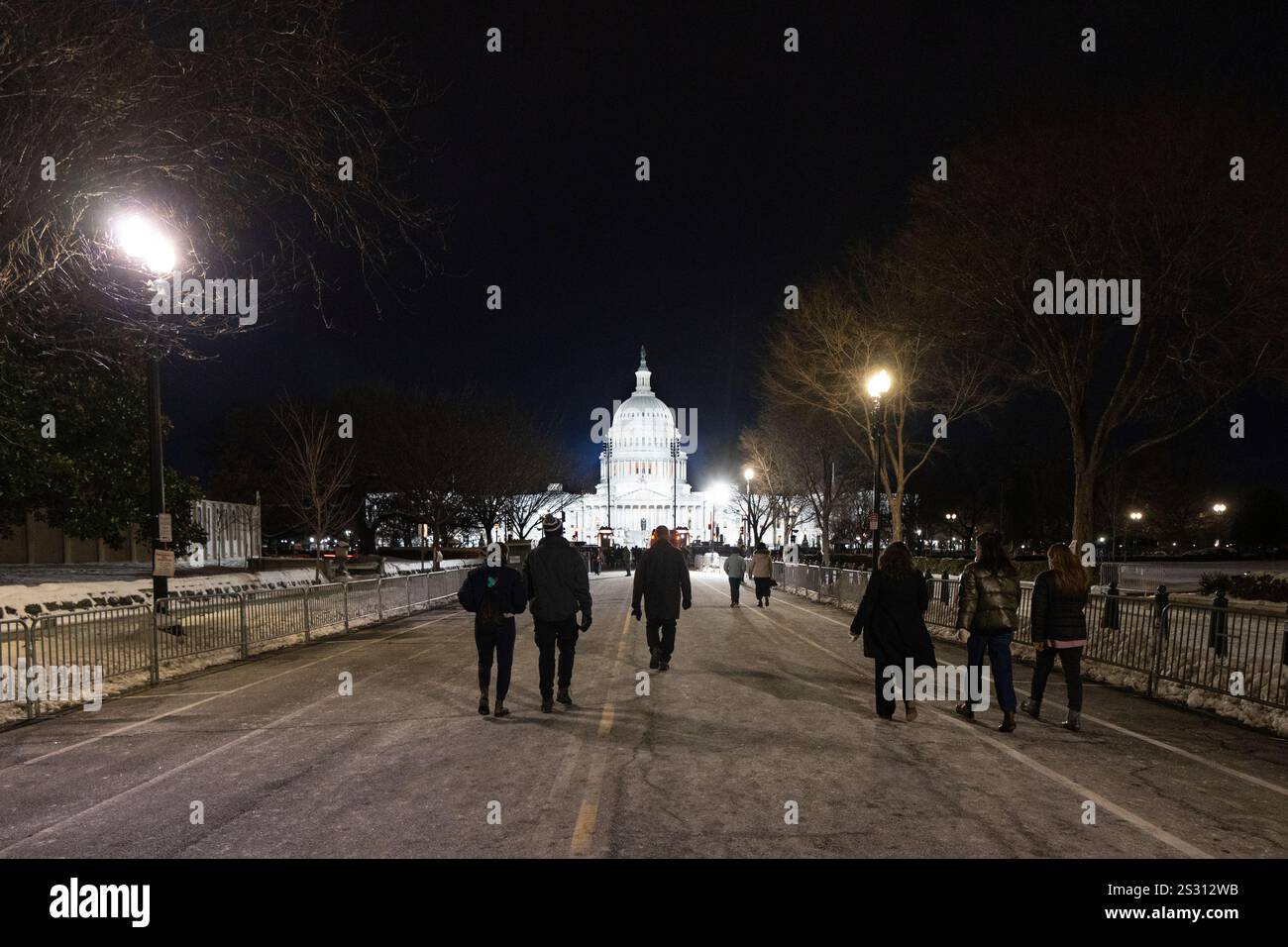 UNITED STATES - JANUARY 7: People arrive to get in line for the general ...