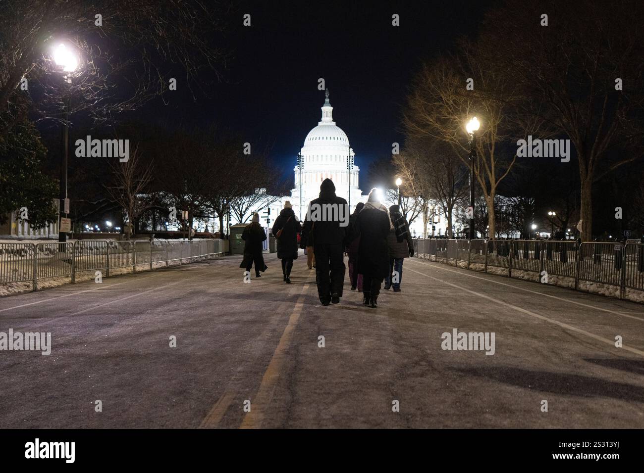 UNITED STATES - JANUARY 7: People arrive to get in line for the general ...