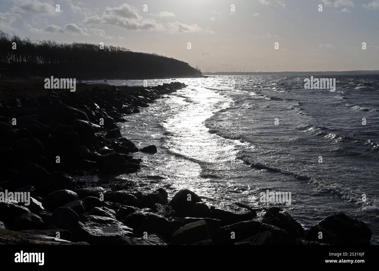 Timmendorf, Germany. 08th Jan, 2025. The light of the sun over the ...