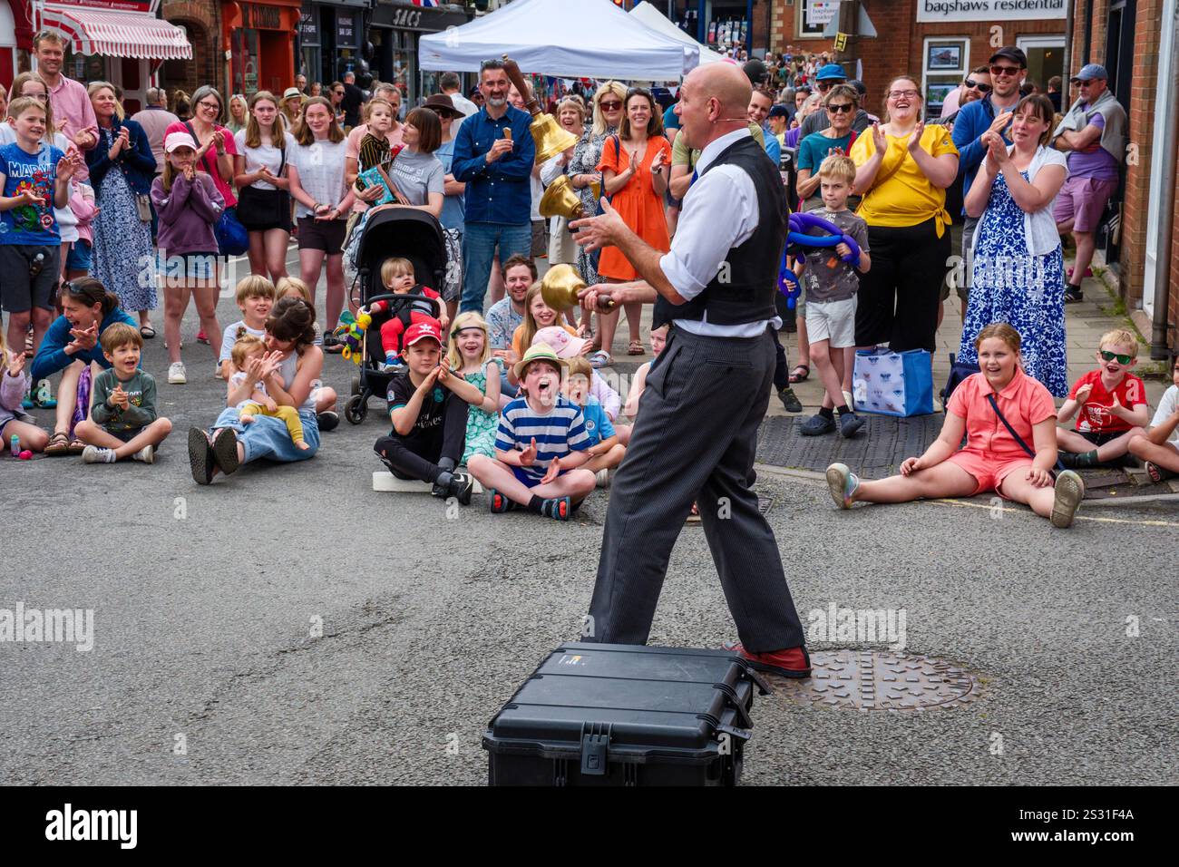 Juggling handbells hi-res stock photography and images - Alamy
