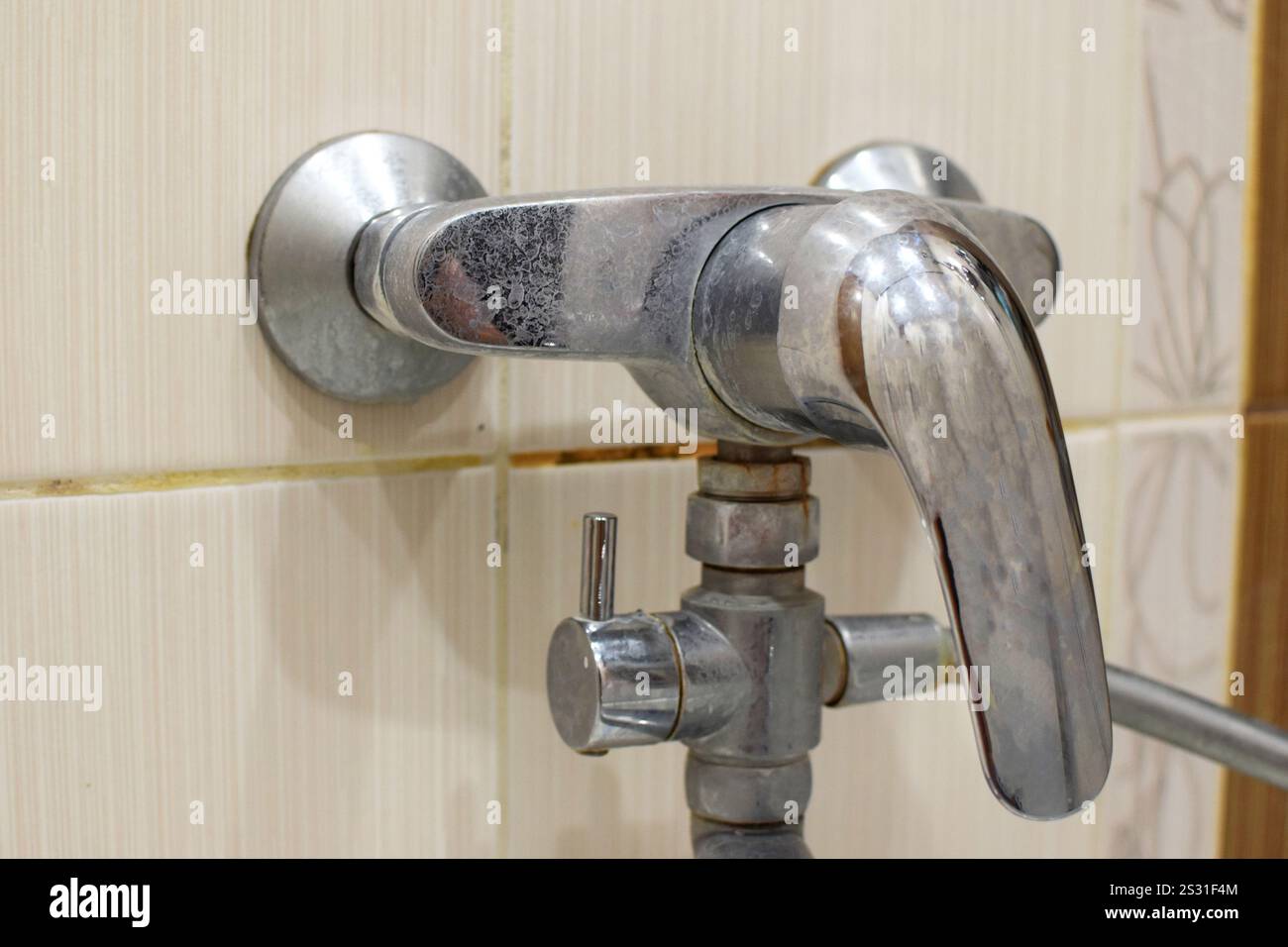 Dirty faucet with limescale deposits in the bathroom Stock Photo - Alamy