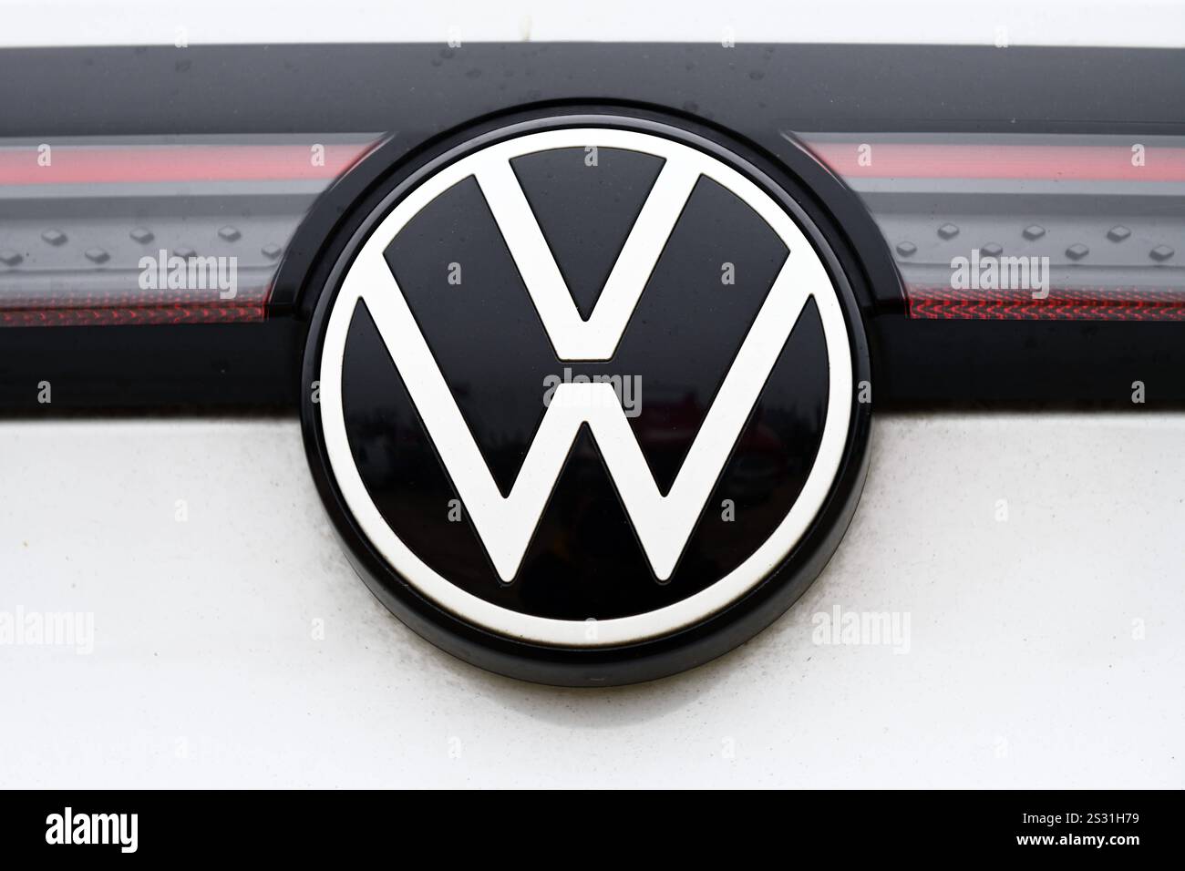 VW-Zeichen auf einem Auto, VW-Krise *** VW sign on a car, VW crisis ...