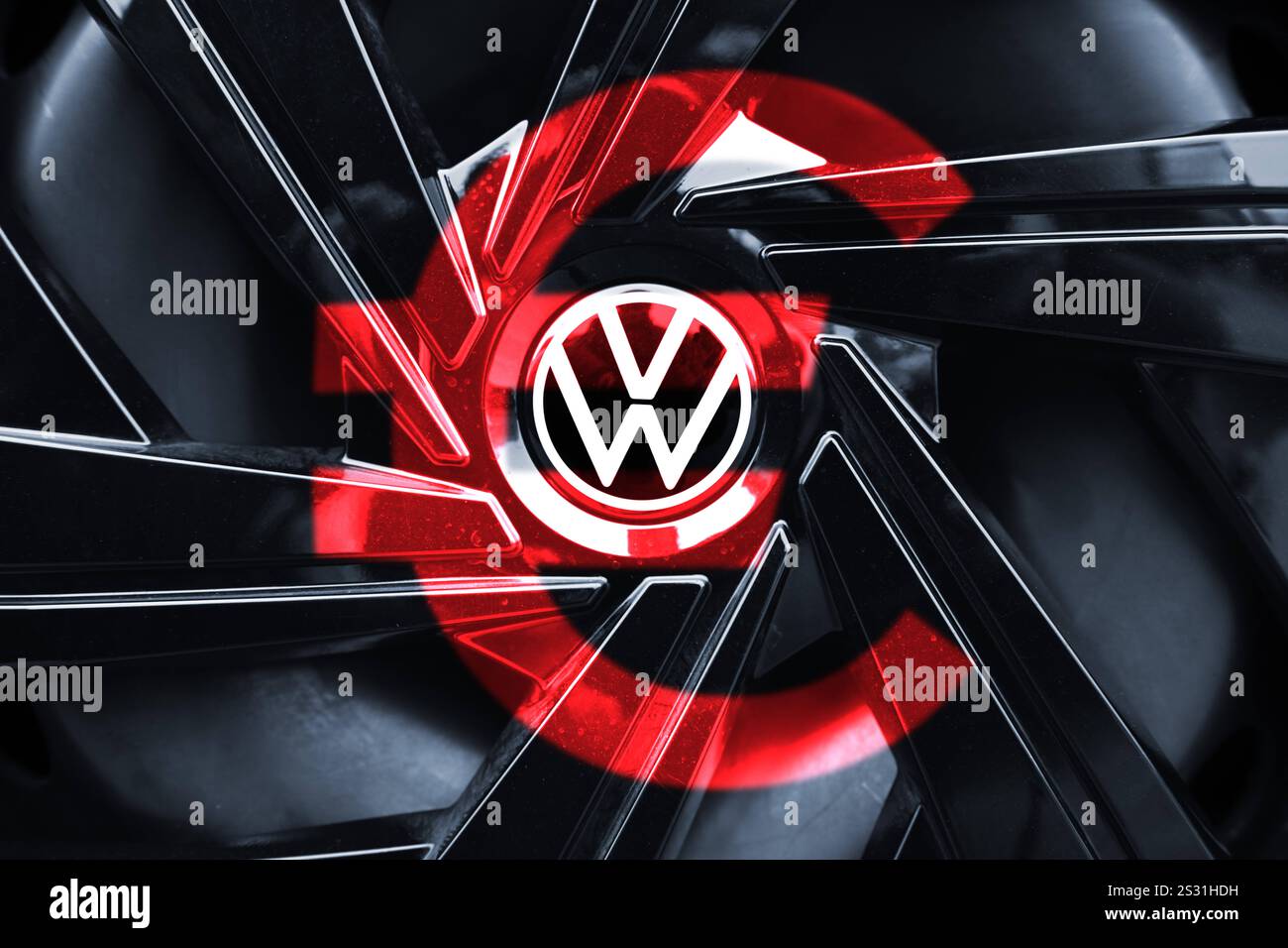 FOTOMONTAGE, VW-Zeichen mit rotem Eurozeichen auf einer Autofelge, VW ...