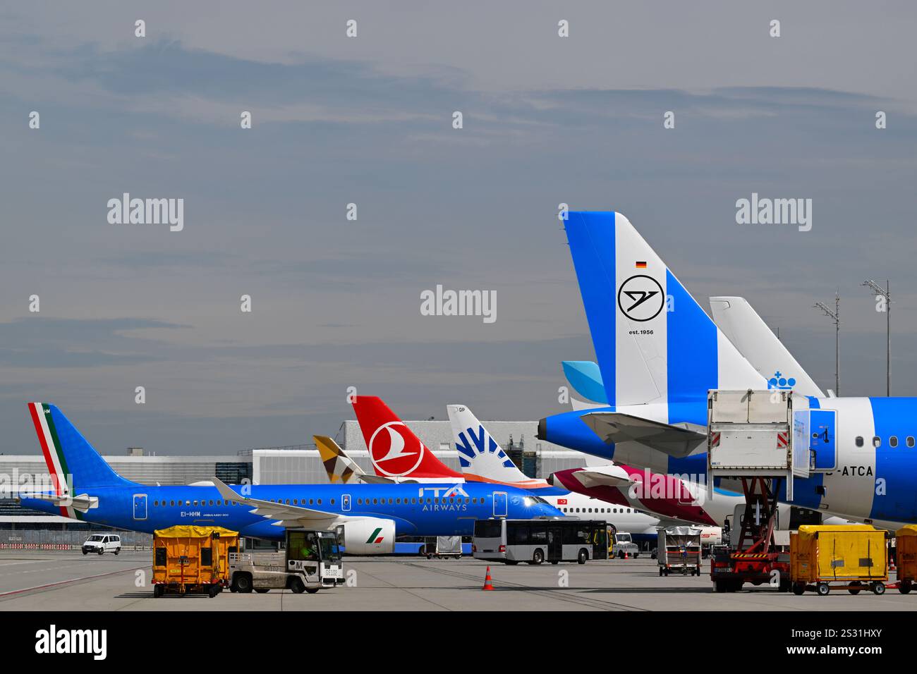 Line up, Airfield, Terminal 1, Tail Unit, Aircraft, Traffic, Position ...