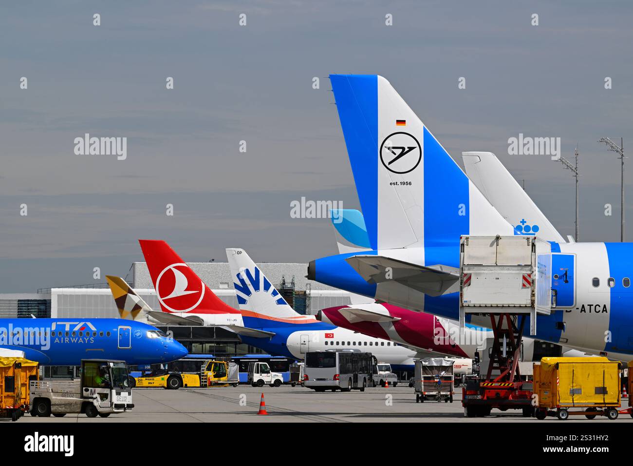 Line up, Airfield, Terminal 1, Tail Unit, Aircraft, Traffic, Position ...