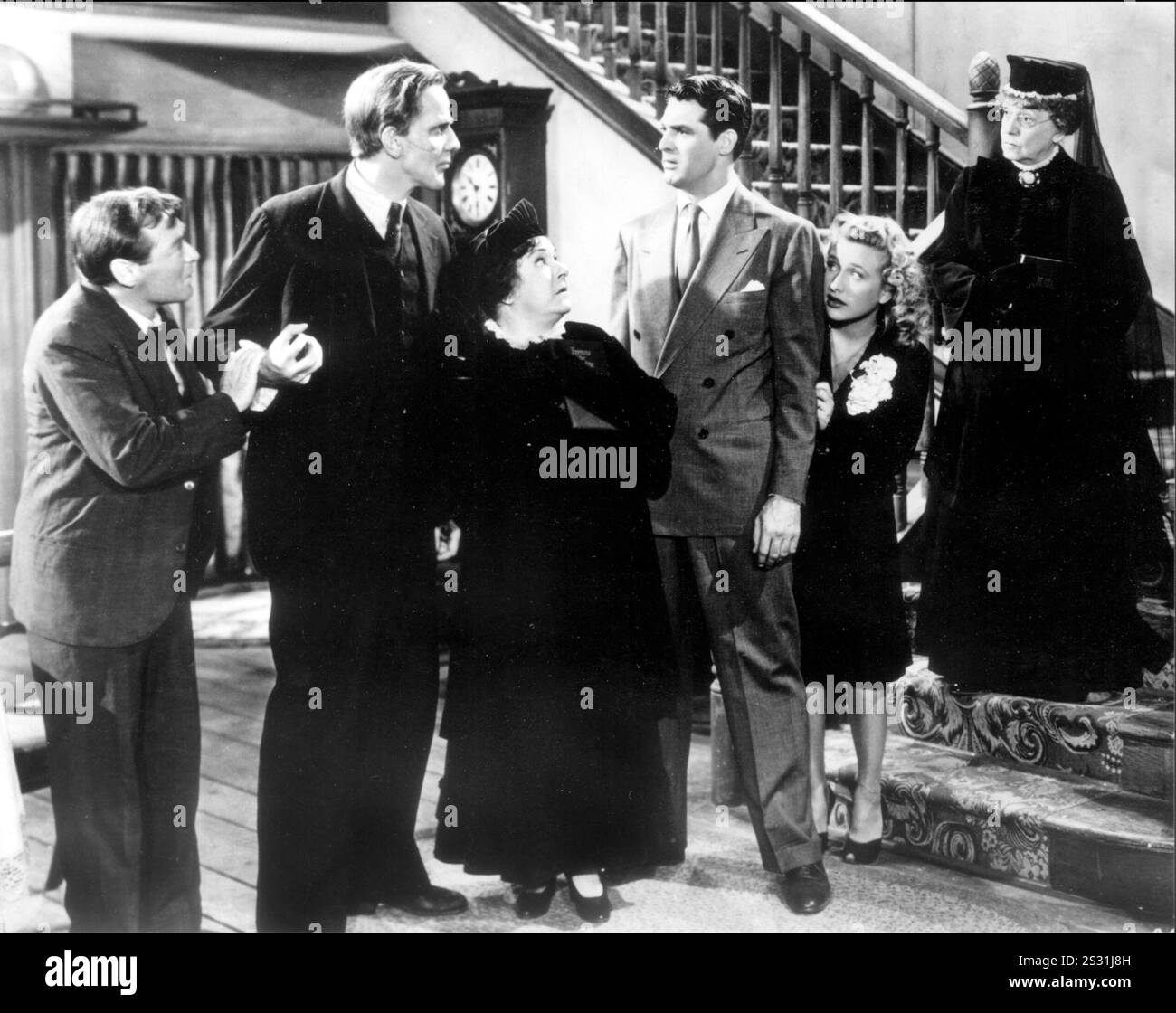 ARSENIC AND OLD LACE PETER LORRE, RAYMOND MASSEY, JOSEPHINE HULL, CARY ...