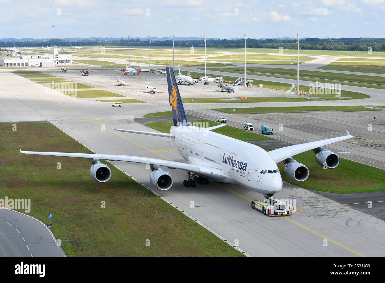 Lufthansa, Airbus, A380, A 380-800, push, drive, roll, push back truck ...