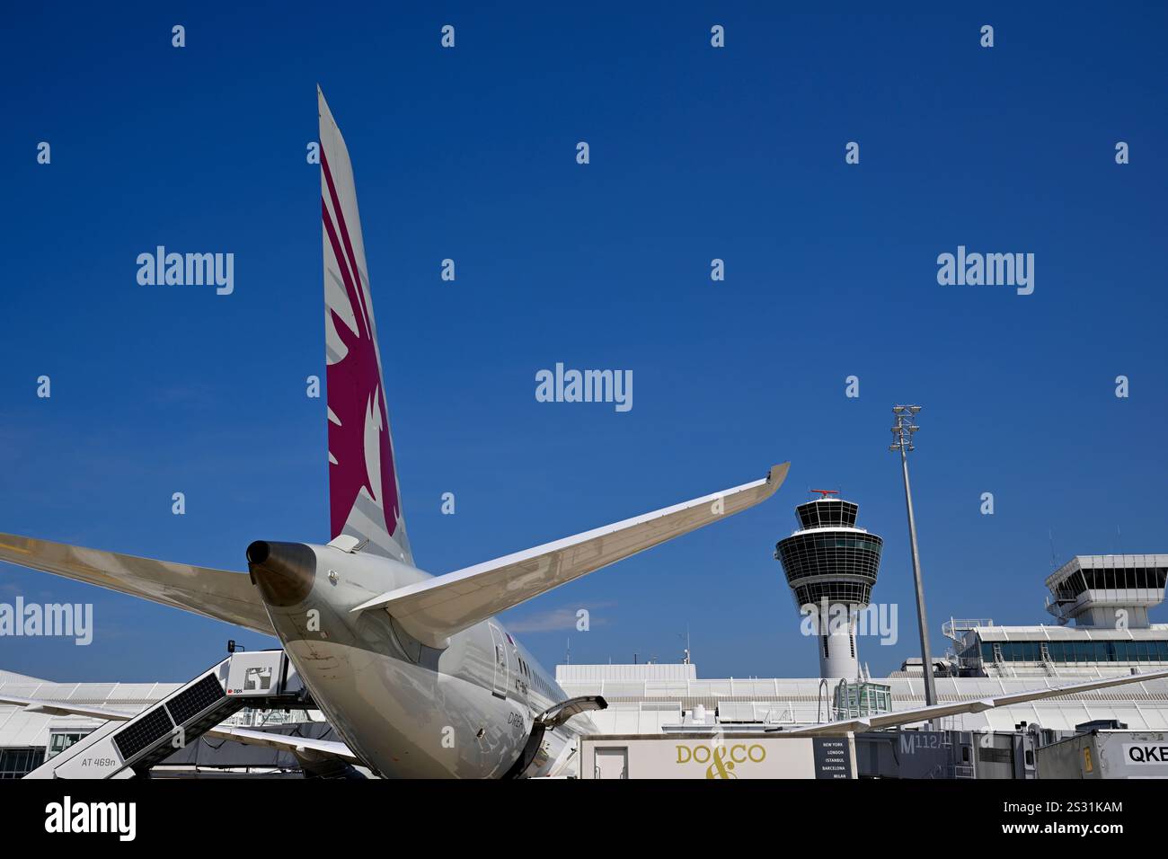 Qatar Airways, Boeing, B787, Dreamliner, Tower, Terminal 1, Tail Unit ...