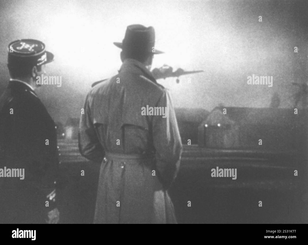 CASABLANCA CLAUDE RAINS, HUMPHREY BOGART Date: 1942 Stock Photo - Alamy