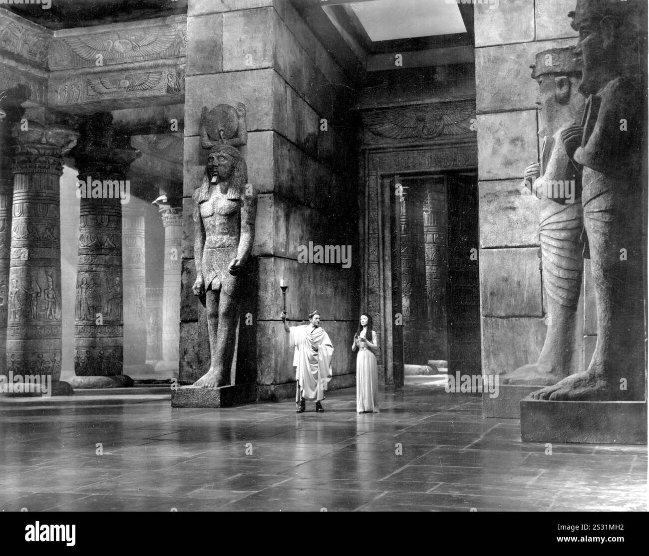 CAESAR AND CLEOPATRA RANK FILM ORG/TWO CITIES FIMS VIVIEN LEIGH as ...