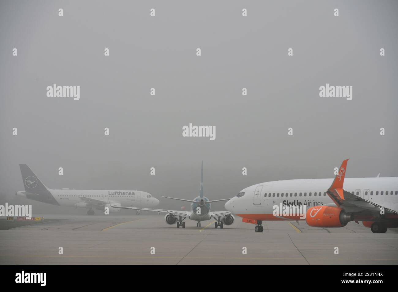 Aviation, Airfield, Traffic, Terminal 2, Fog, Foggy, limited vision ...