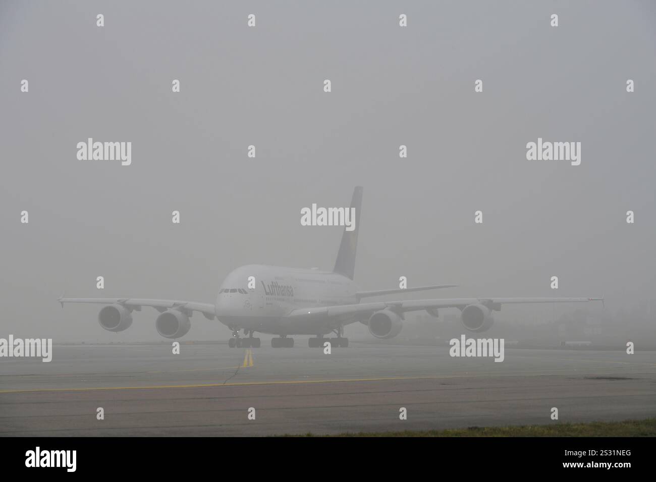 Lufthansa, Airbus, A380, A 380-800, fog, foggy, bad weather, cloudy ...