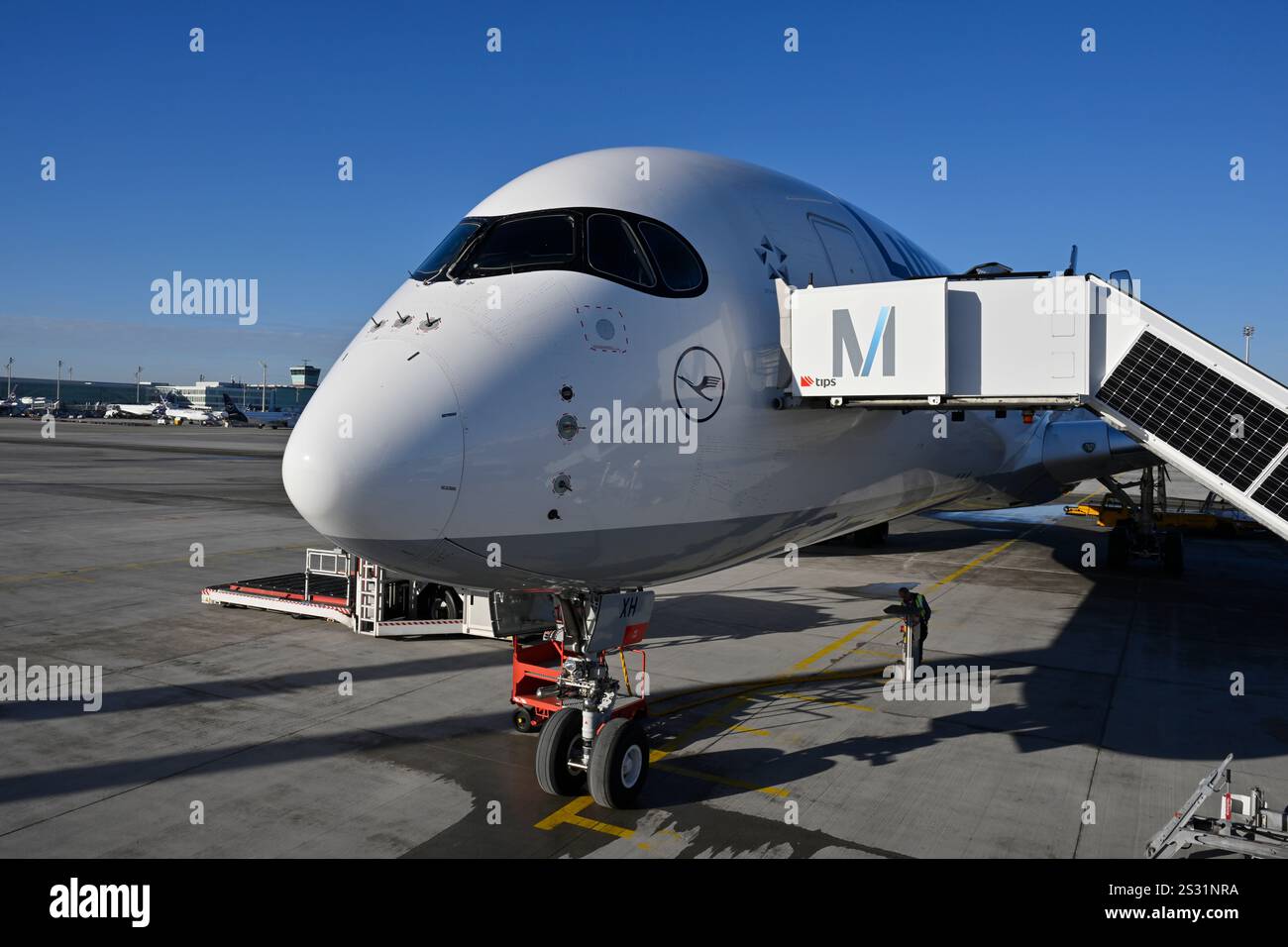 Lufthansa, Airbus, A350-900, Cockpit, Window, passenger bridge, Gangway ...