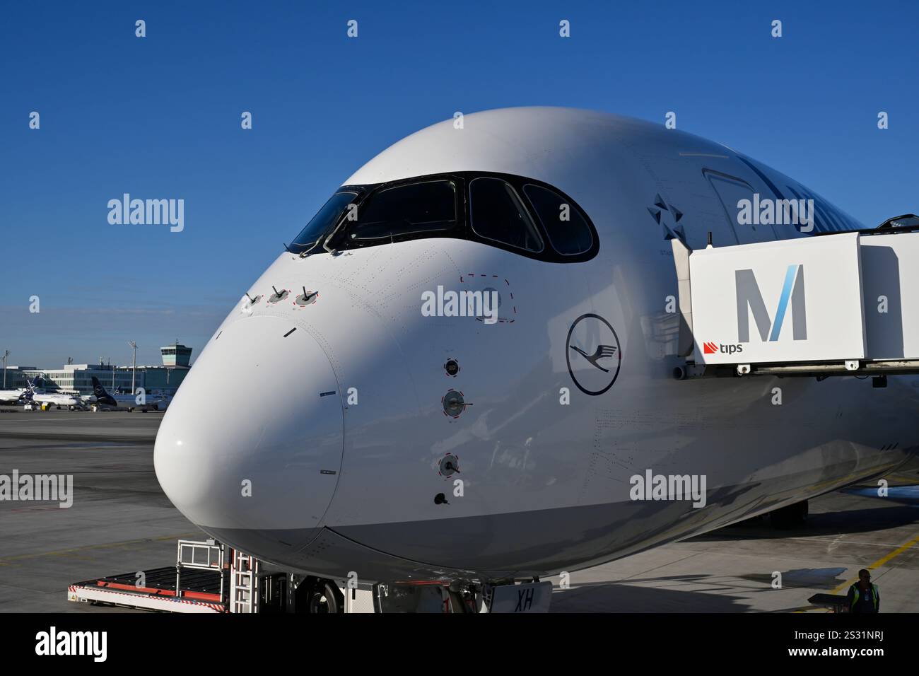 Lufthansa, Airbus, A350-900, Cockpit, Window, passenger bridge, Gangway ...