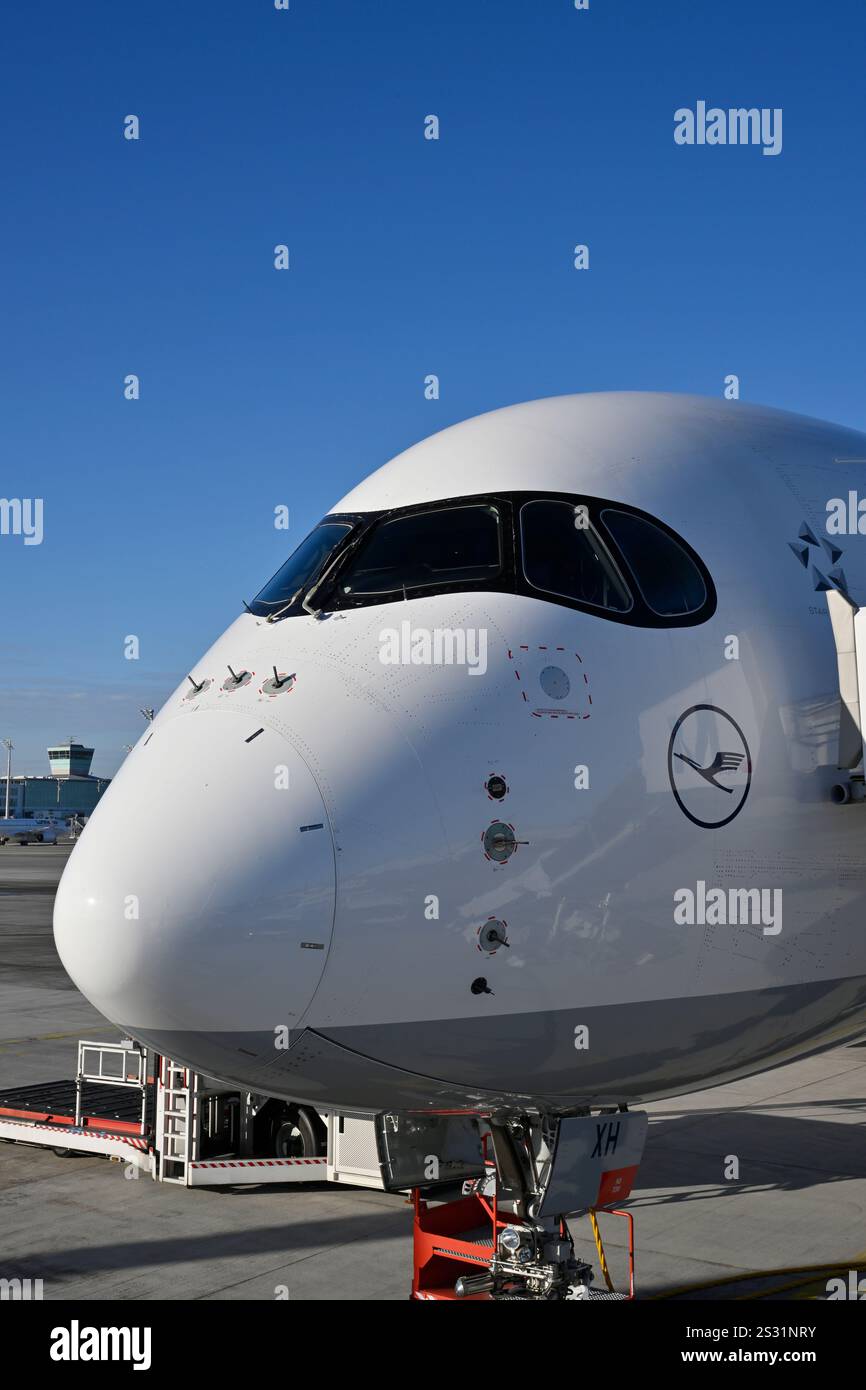 Lufthansa, Airbus, A350-900, Cockpit, Window, passenger bridge, Gangway ...