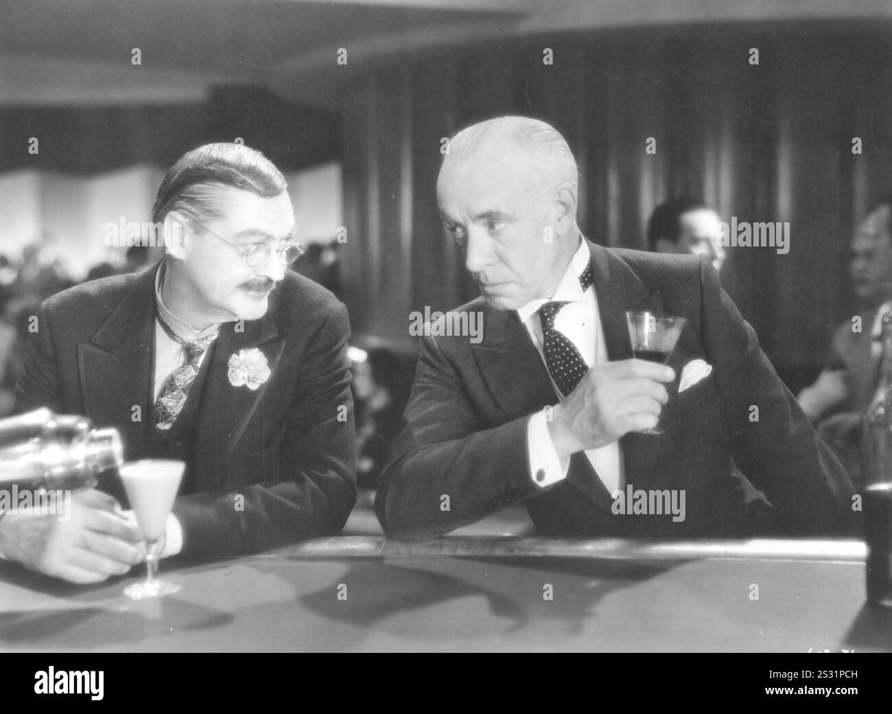 GRAND HOTEL JOHN BARRYMORE, left, DRINKING COCKTAILS DIRECTOR: EDMUND ...