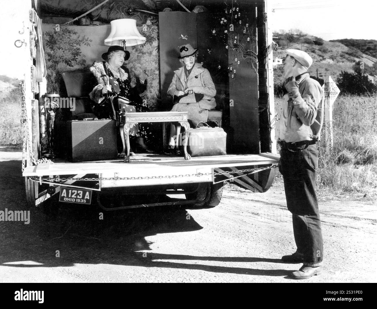 HITCH HIKE LADY ALISON SKIPWORTH, MAE CLARKE Date: 1935 Stock Photo - Alamy