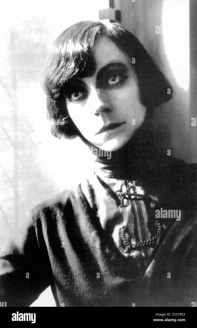 Hamlet asta nielsen Black and White Stock Photos & Images - Alamy