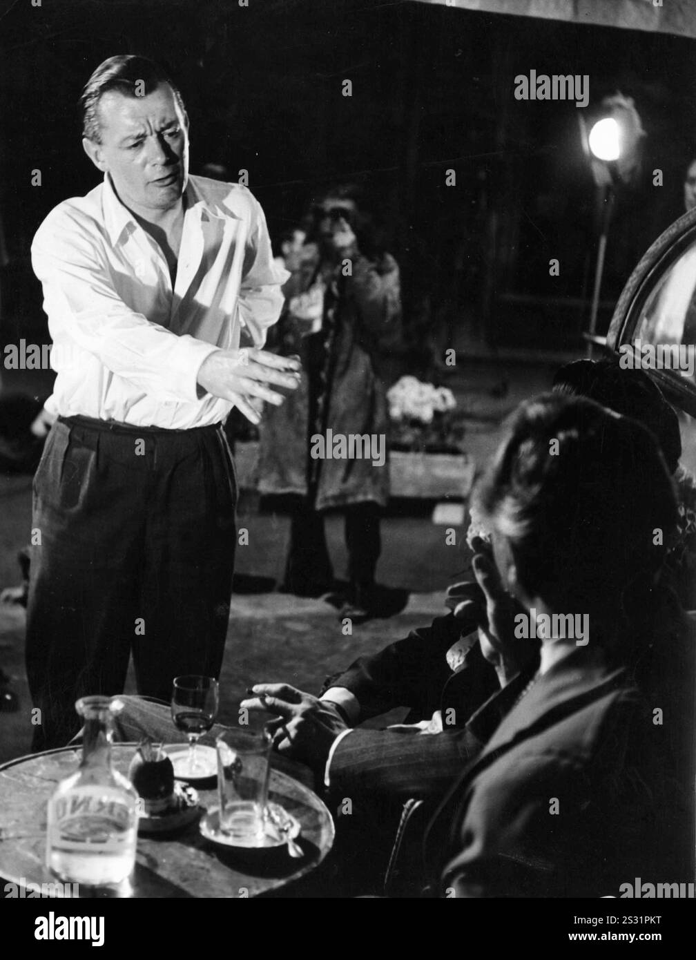THE SPIDER AND THE FLY DIRECTOR ROBERT HAMER EXPLAINING A SCENE TO ERIC ...