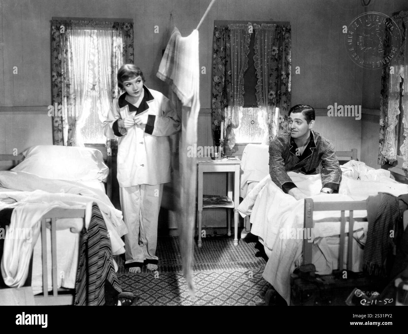 IT HAPPENED ONE NIGHT CLAUDETTE COLBERT, CLARK GABLE Date: 1934 Stock ...