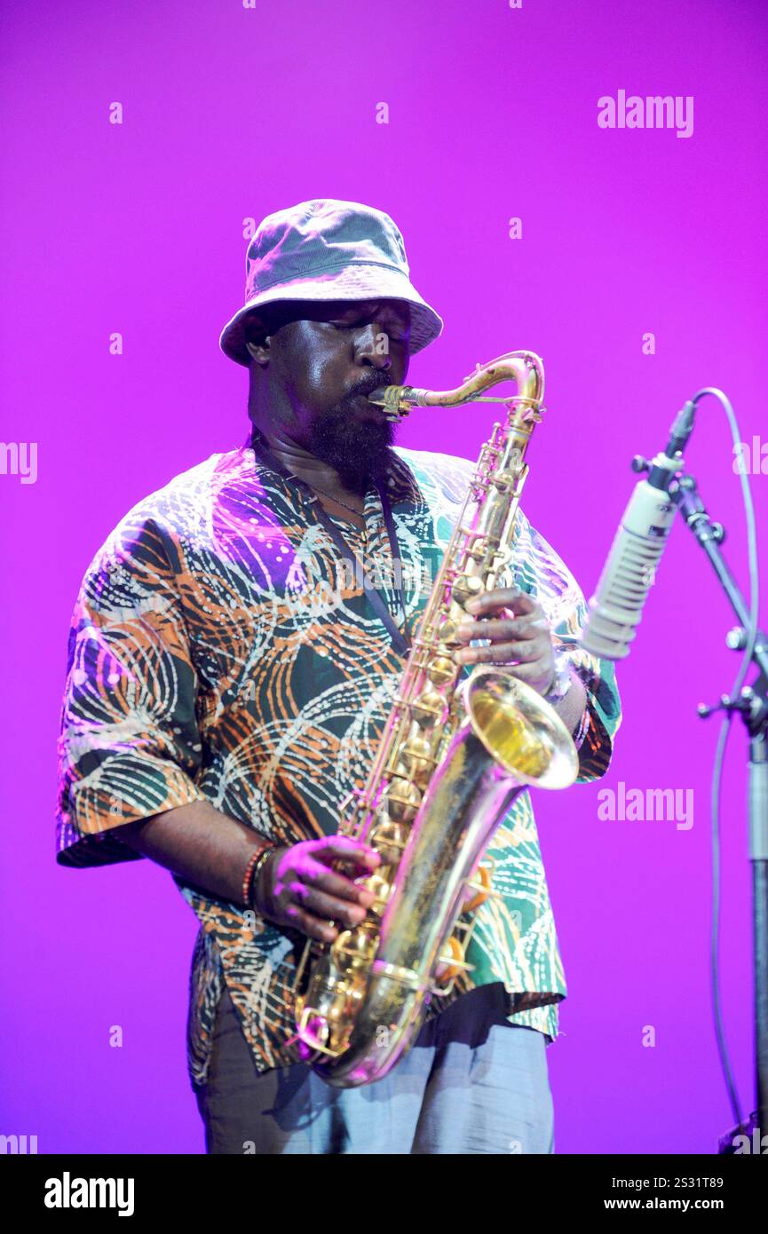 Der britische Jazz-Saxophonist Tony Kofi beim Internationalen ...