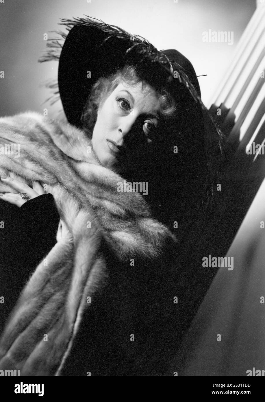MRS MINIVER GREER GARSON AS KAY MINIVER Date: 1942 Stock Photo - Alamy