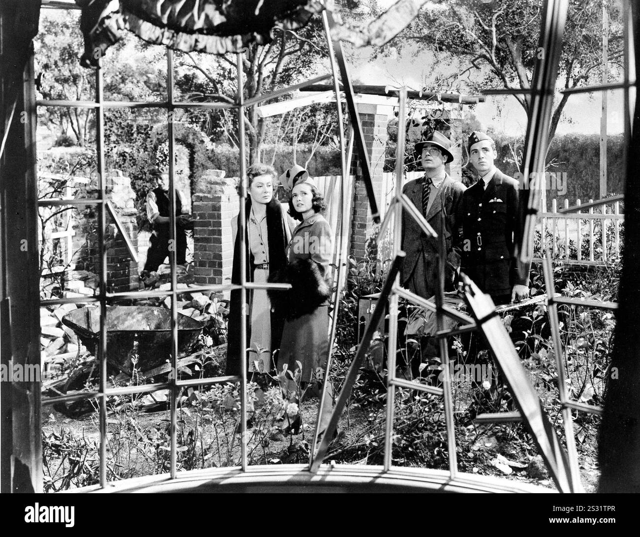 MRS MINIVER GREER GARSON, TERESA WRIGHT, WALTER PIDGEON, RICHARD NEY ...