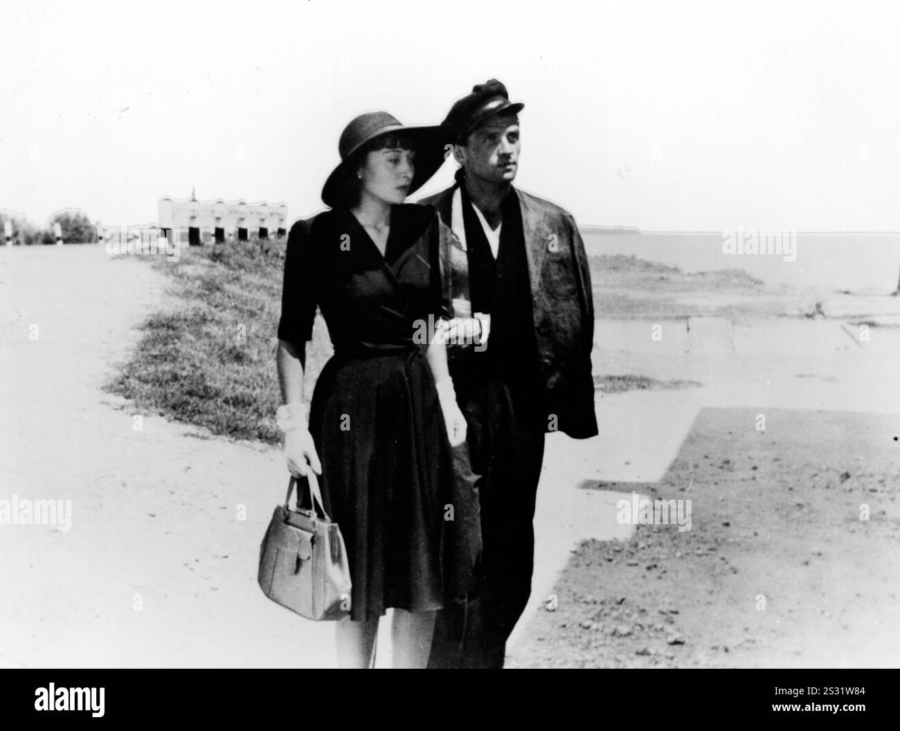 OSSESSIONE Clara Calamai and Massimo Girotti Date: 1943 Stock Photo - Alamy