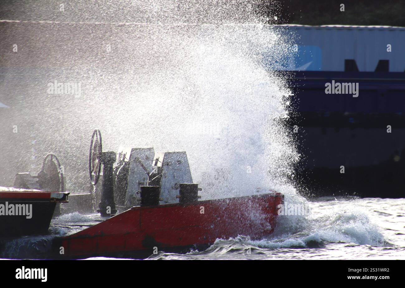 Wellengang auf der Elbe im Hamburger Hafen bei stürmischem Wetter. Der ...