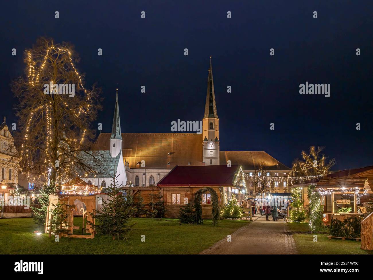 Christkindlmarkt auf dem Kapellplatz, Altötting, Bayern, Deutschland ...