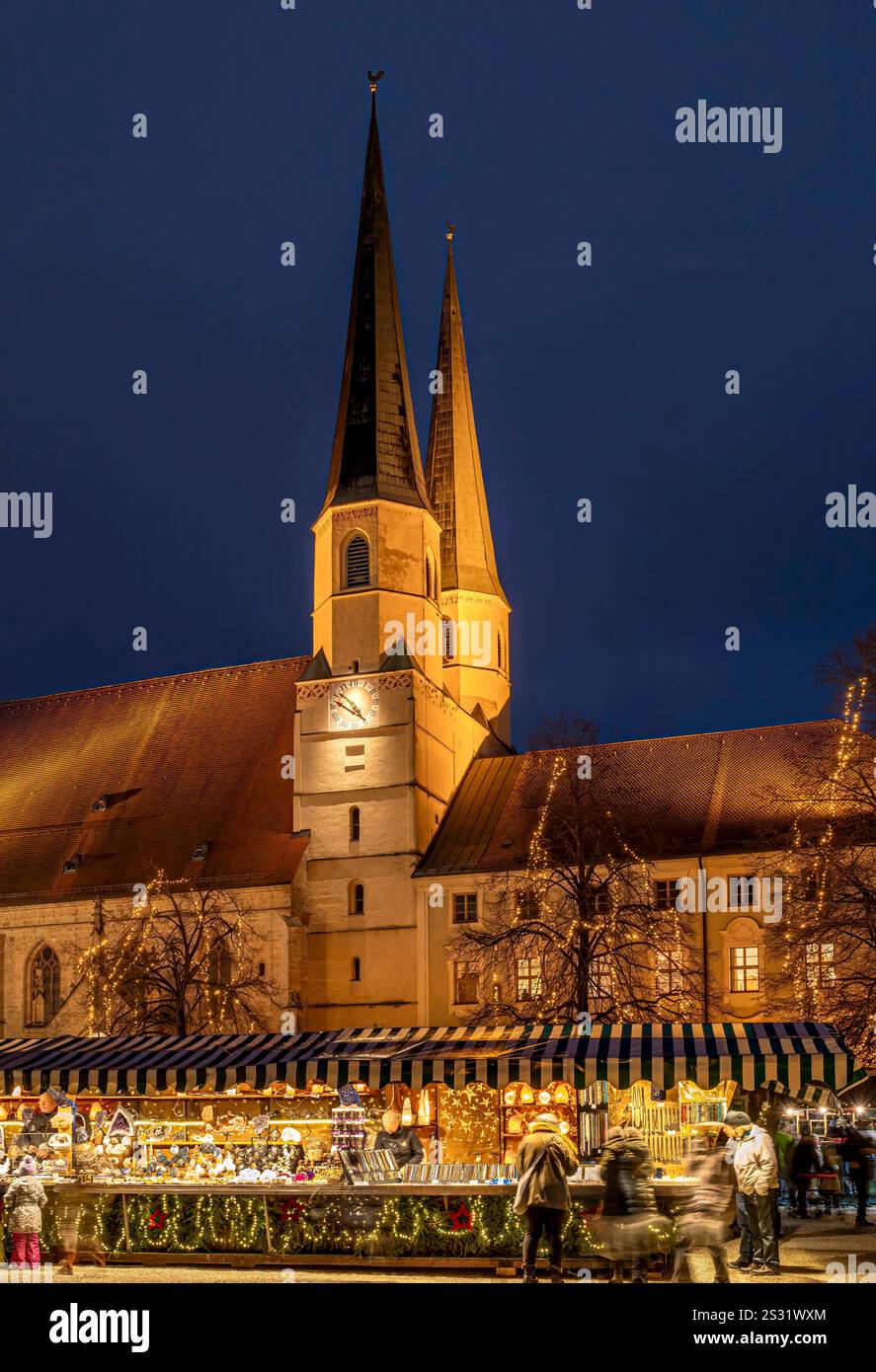 Christkindlmarkt auf dem Kapellplatz, Altötting, Bayern, Deutschland ...