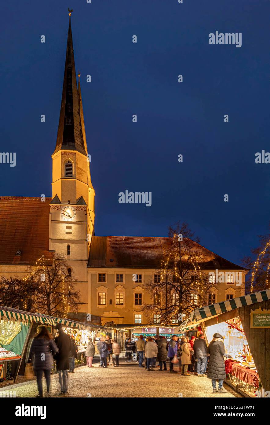 Christkindlmarkt auf dem Kapellplatz, Altötting, Bayern, Deutschland ...