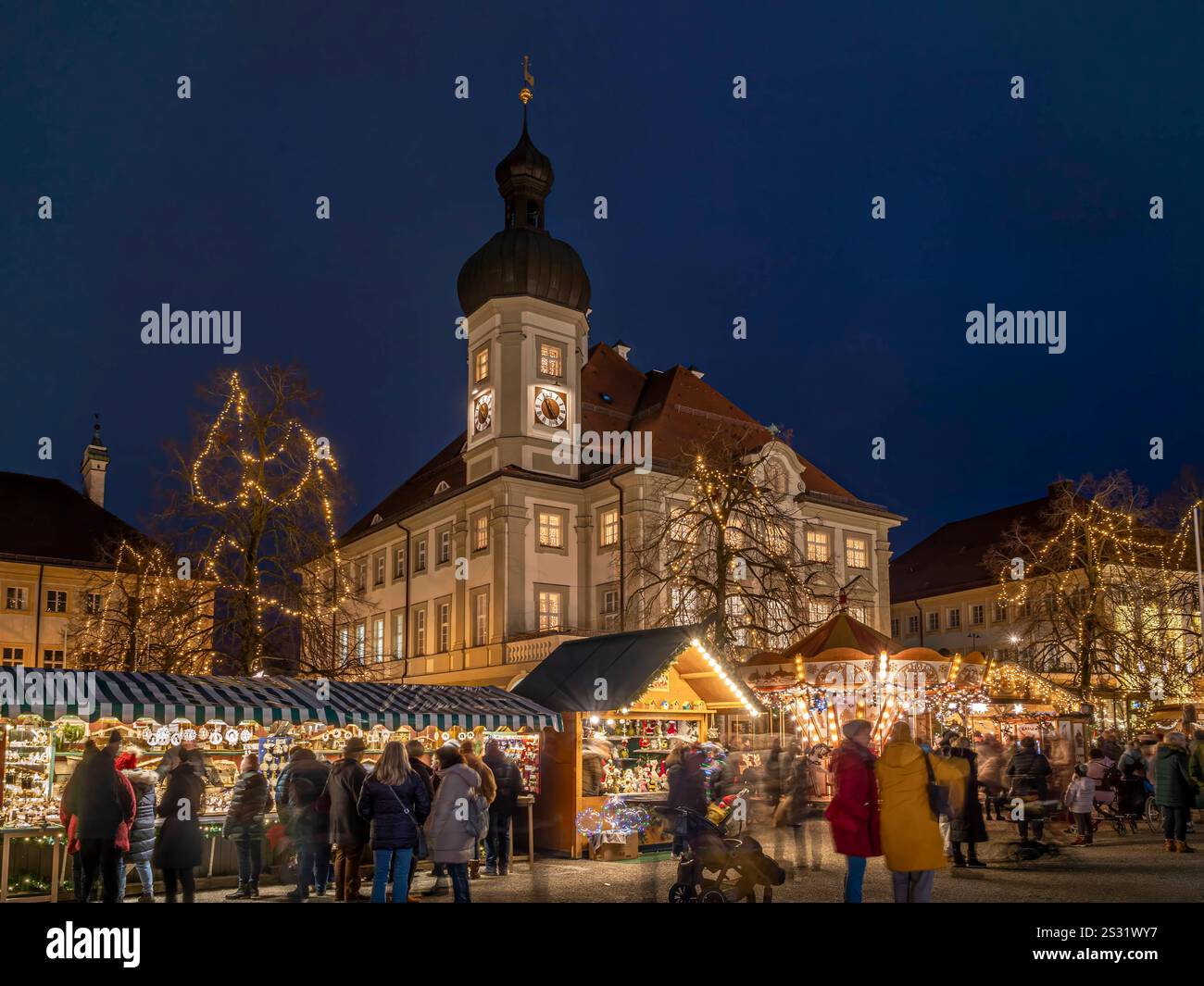 Christkindlmarkt auf dem Kapellplatz, Altötting, Bayern, Deutschland ...