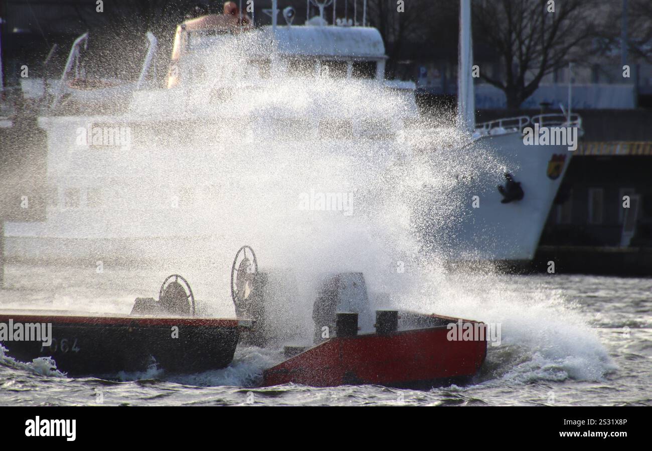 Wellengang auf der Elbe im Hamburger Hafen bei stürmischem Wetter. Der ...