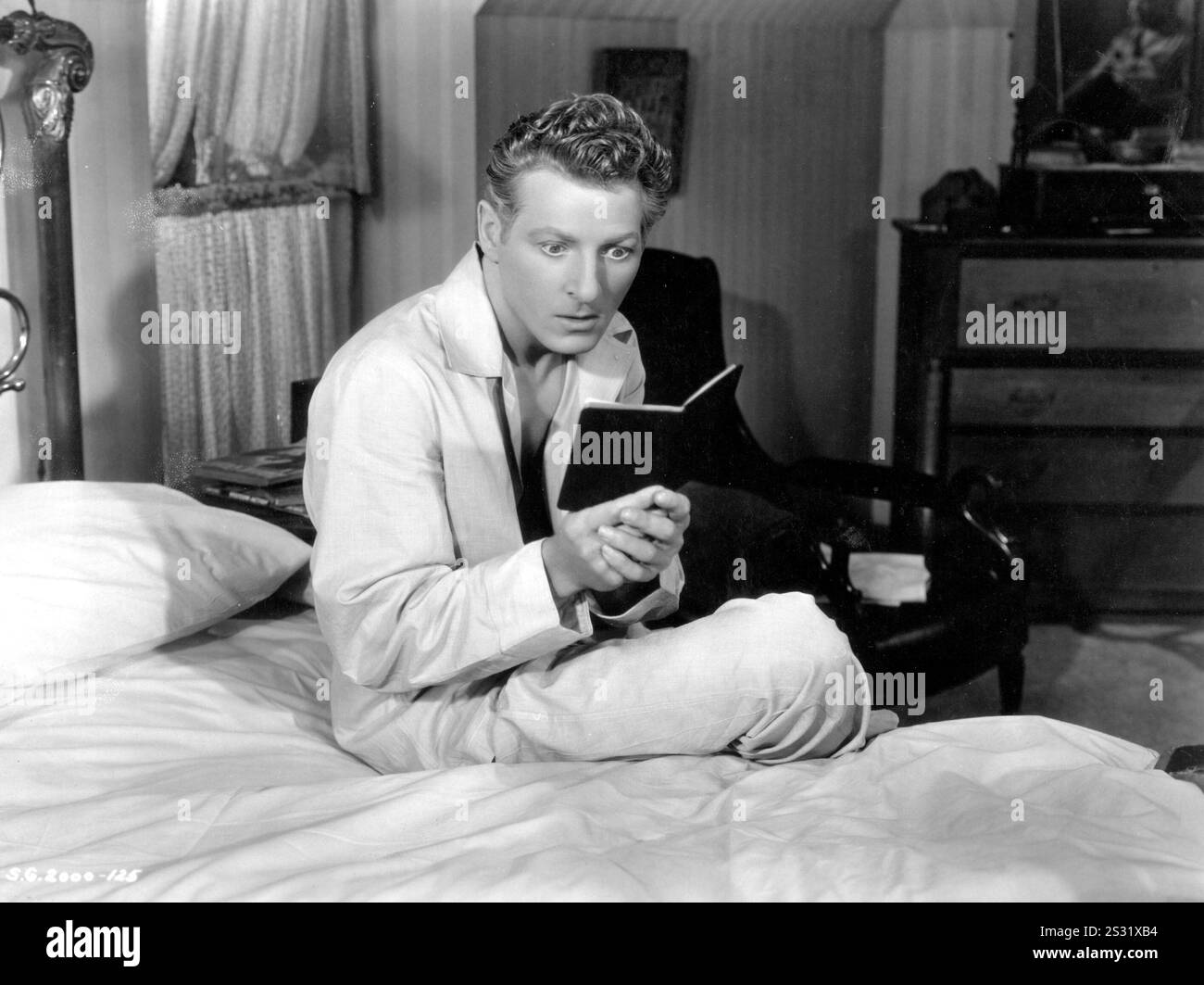 THE SECRET LIFE OF WALTER MITTY DANNY KAYE READING BOOK Date: 1947 ...