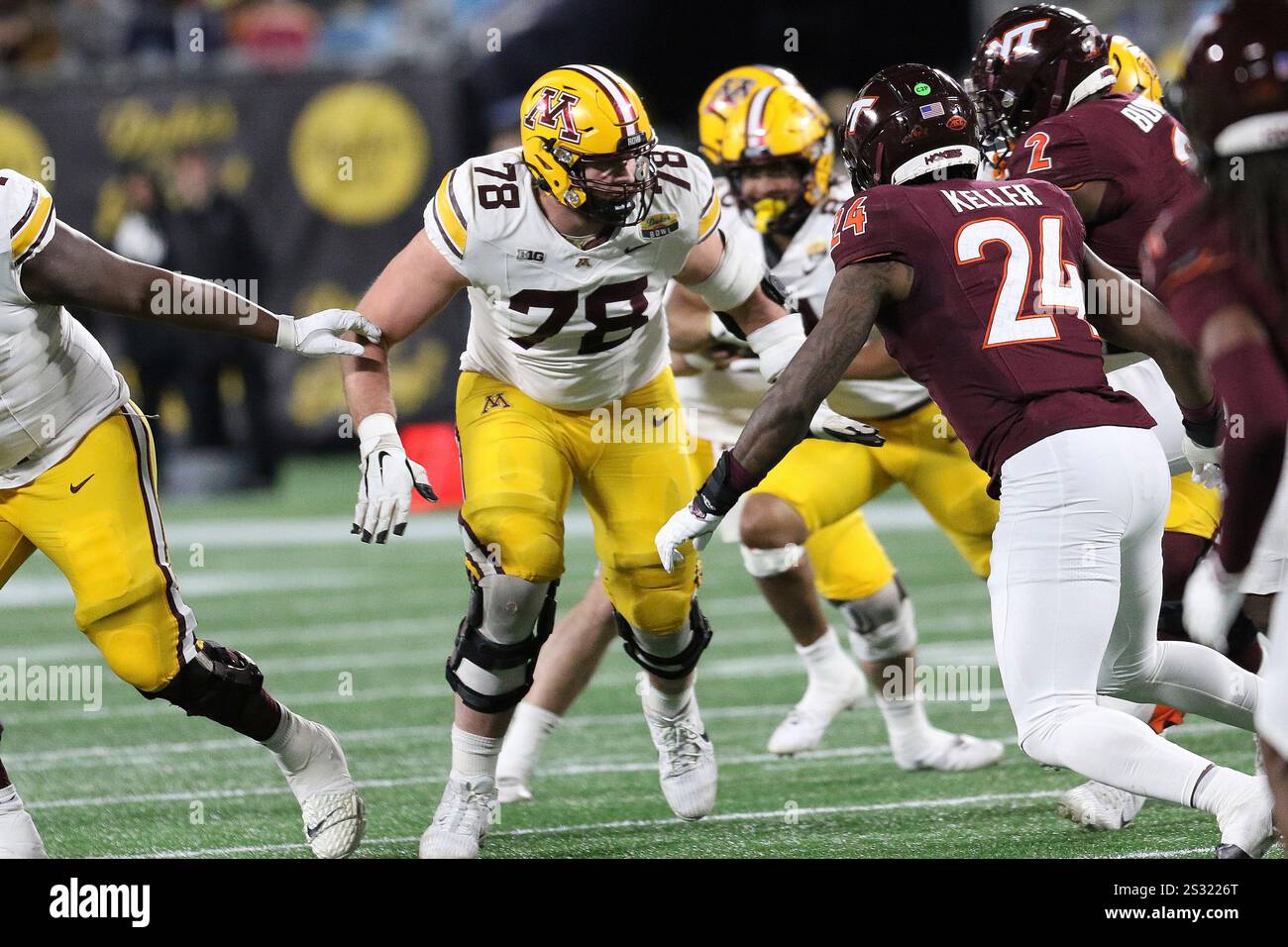 CHARLOTTE, NC - JANUARY 03: Minnesota Golden Gophers offensive lineman ...