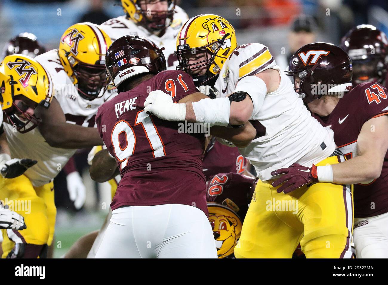 CHARLOTTE, NC - JANUARY 03: Minnesota Golden Gophers offensive lineman ...