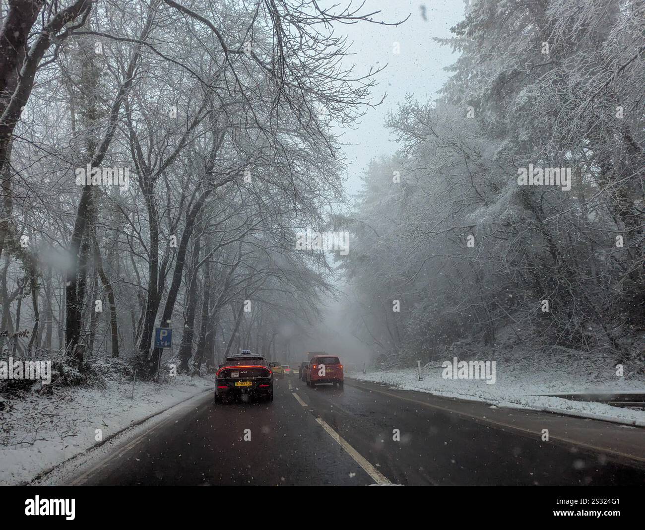 Exeter, UK. 8th Jan, 2025. Sudden, heavy snow brings traffic to a ...