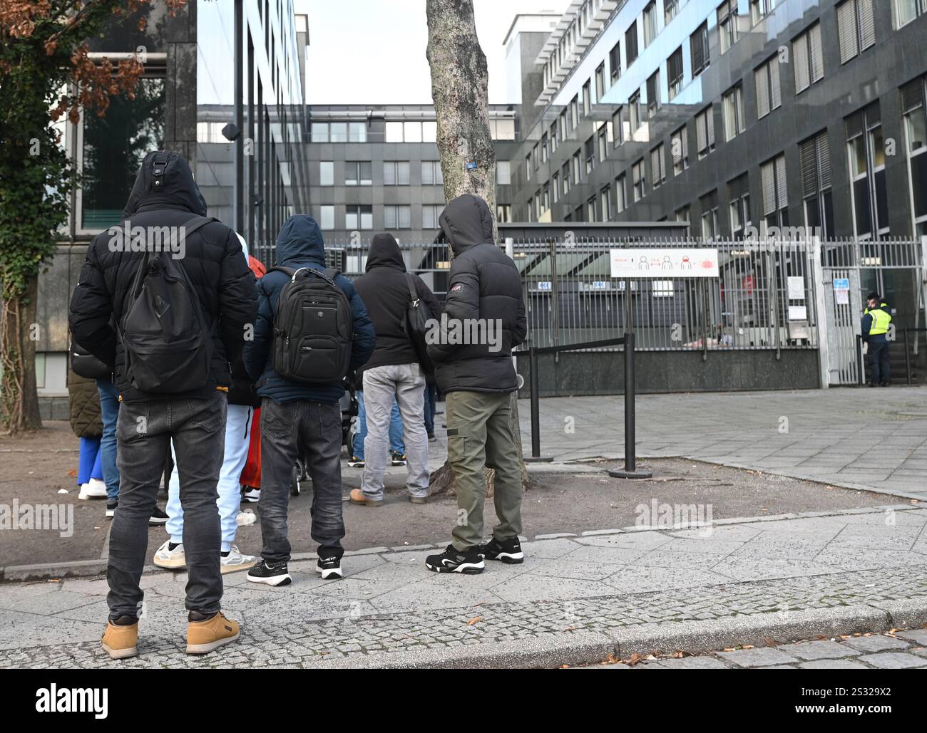 Berlin, Germany. 08th Jan, 2025. People queue in front of the State ...