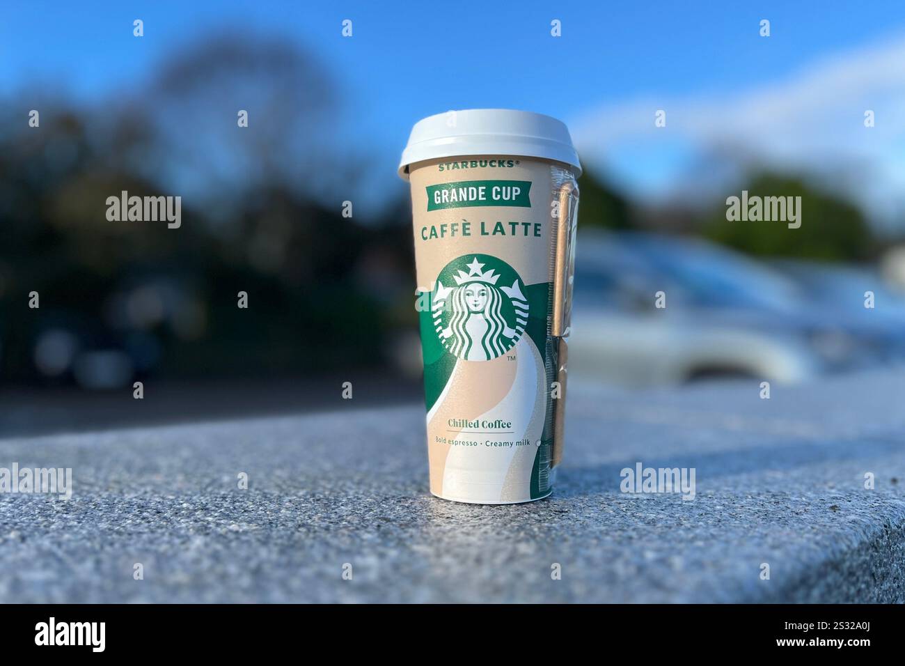 Takeaway starbucks chilled drink hi-res stock photography and images ...