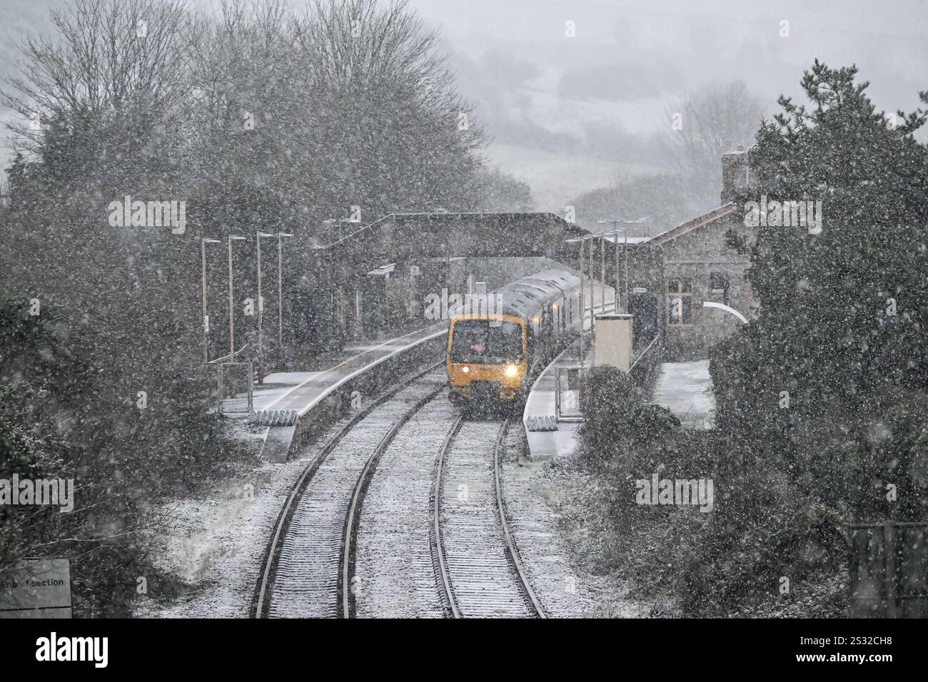 Maiden Newton, Dorset, UK. 8th January 2025. UK Weather: A train ...