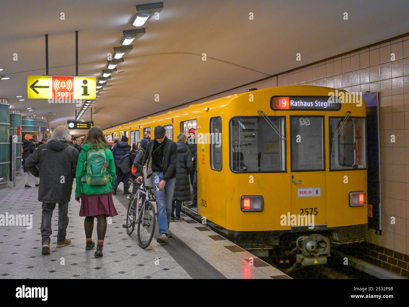 U-Bahnhof, U9, Bahnhof Zoo, Charlottenburg, Berlin, Deutschland *** U ...