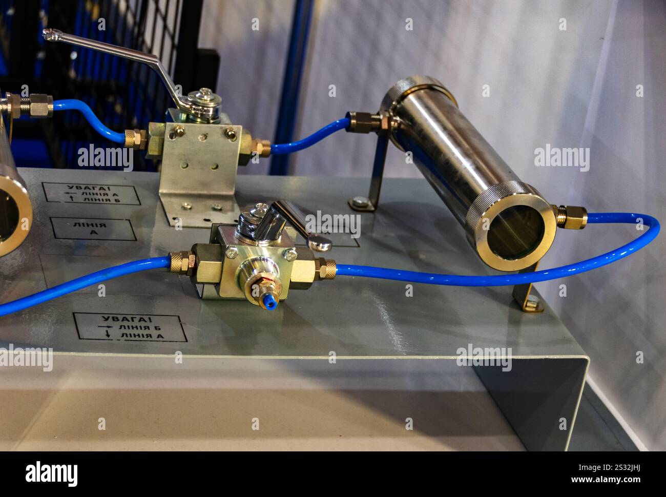 Filtration unit for cleaning the gas mixture supplied to the gas ...